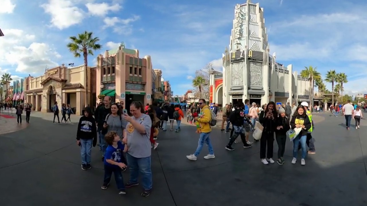 360 FOOTAGE UNIVERSAL STUDIOS WALK THROUGH PREVIEW - YouTube