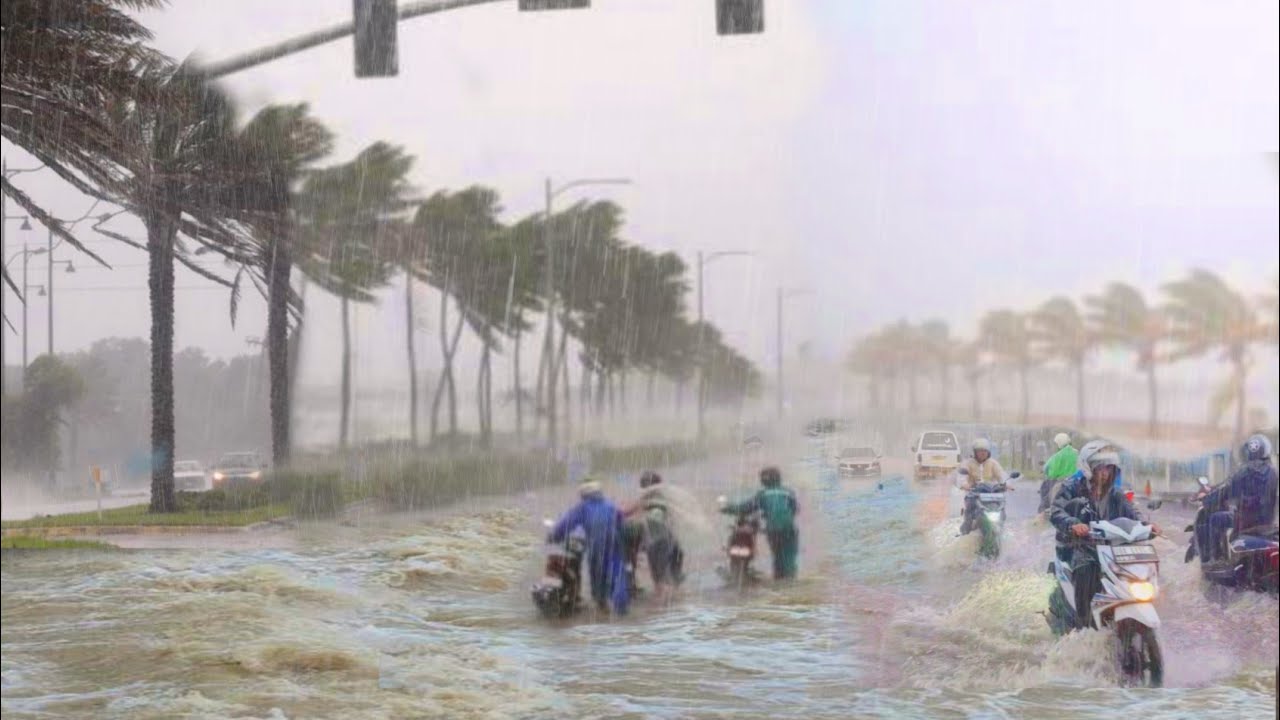 INDONESIA'S BIGGEST RAINSTORM! TORRENTIAL RAIN AND POWERFUL WINDS ...