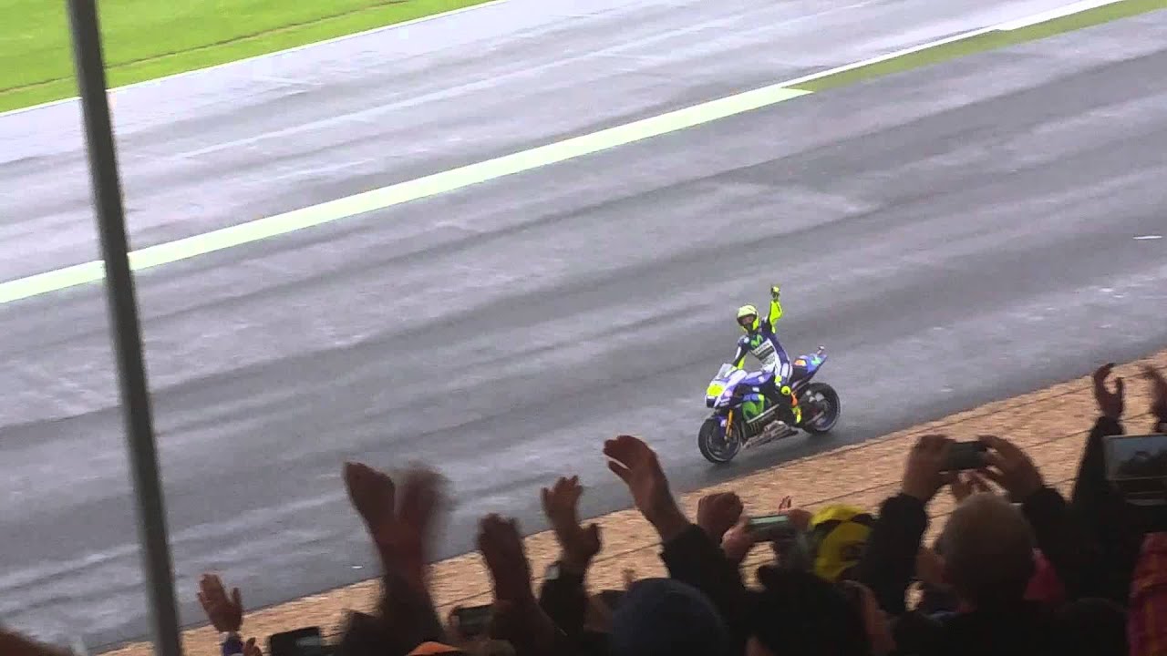 Valentino Rossi '15 Silverstone Moto GP Finał wave - YouTube
