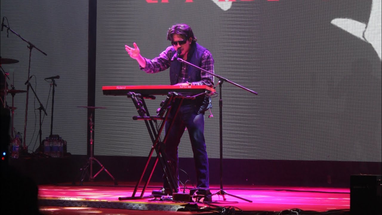 Farkanna hola by John chamling rai at Siliguri concert - YouTube