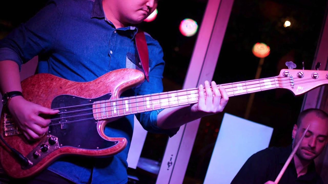 Blame It On The Boogie - Jackson 5 (Fender Precision 1977 USA) - YouTube