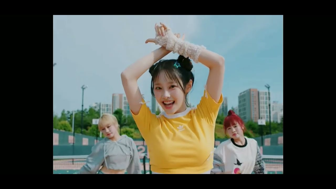 CHUU 'Strawberry Rush' mirrored performance video - YouTube