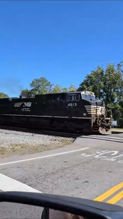 Extremely LOUD Blast! "Creepin thru Lula Crossing" Norfolk Southern #4613 - #281@rider22 - YouTube