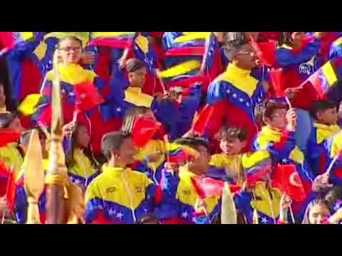 Maduro, rüzgardan yere düşen Türk bayrağını kaldırdı