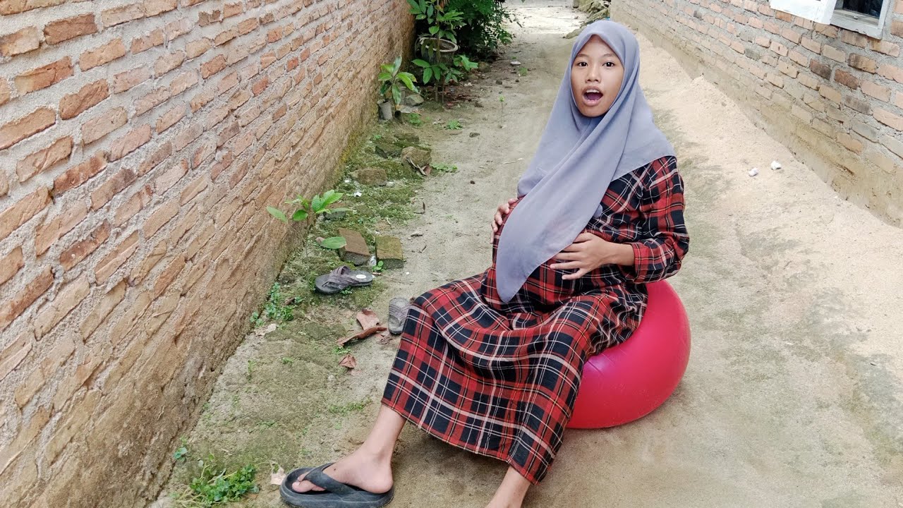 Drama Komedi 😂 Ibu Hamil Terapi Balon Jumbo Kontraksi Melahirkan Bayi Lucu - YouTube