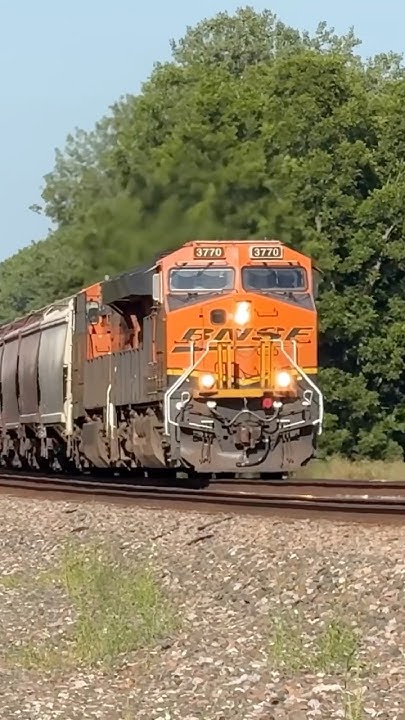 Tier 4 leads fast BNSF Grain train! #bnsfrailway #bnsftrains #bnsf - YouTube