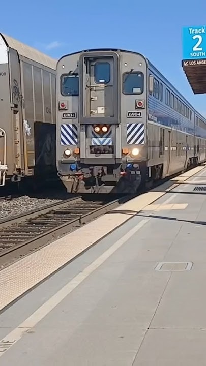 Amtrak Pacific Surfliner coming though in Glendale, CA #train #amtrak #pacificsurfliner - YouTube