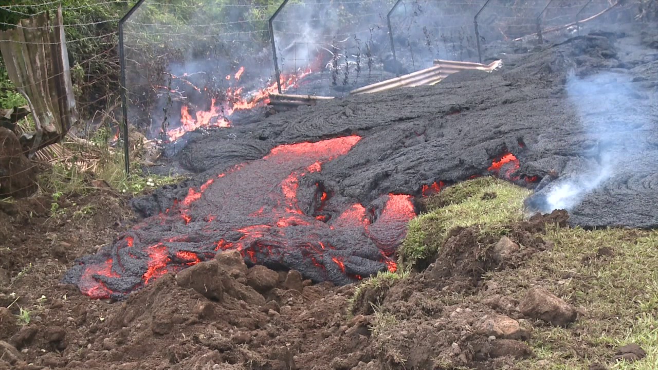 Puna lava flow reaches Pahoa village on Hawaii's Big Island - YouTube