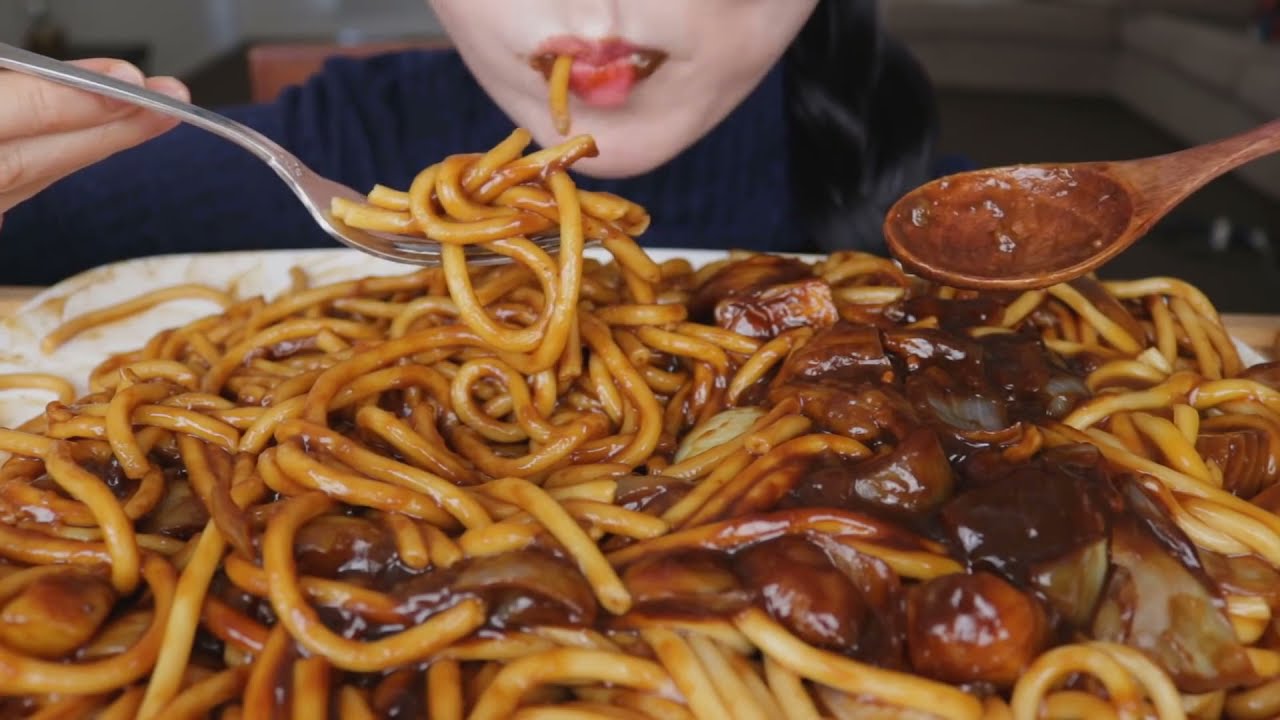 Lychee - ASMR BLACK BEAN NOODLES *ONLY BITES* - YouTube