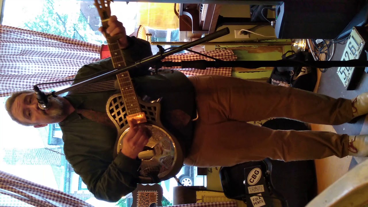 Manitoba Hal talks about his guitar , 20/06/'19 @ Mississippi Queen ...