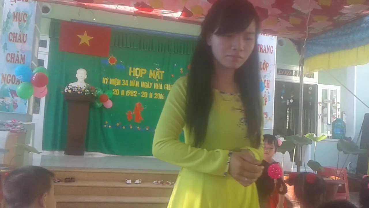 Mua dat trau ra dong TRUONG MAM NON NHON NINH cuc dinh - YouTube