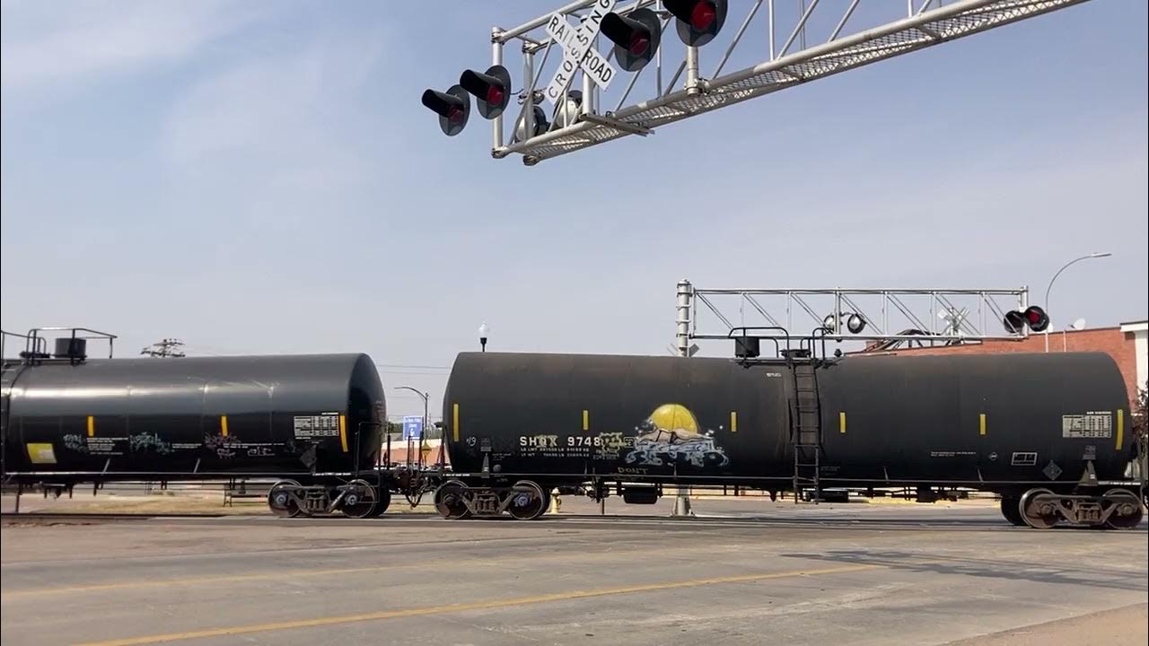 Central Avenue railroad crossing, UP 3037 Manifest, Le Mars, IA - YouTube