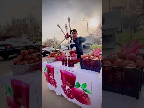 Продавец Отжимает Гранатовый Сок/Toshkentlik sotuvchi yo‘lda anor sharbatini siqib yuribdi/