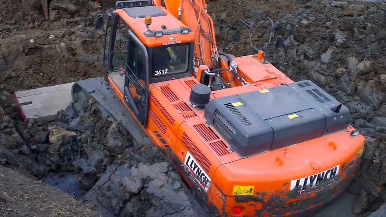 DIGGER BOGGED - YouTube