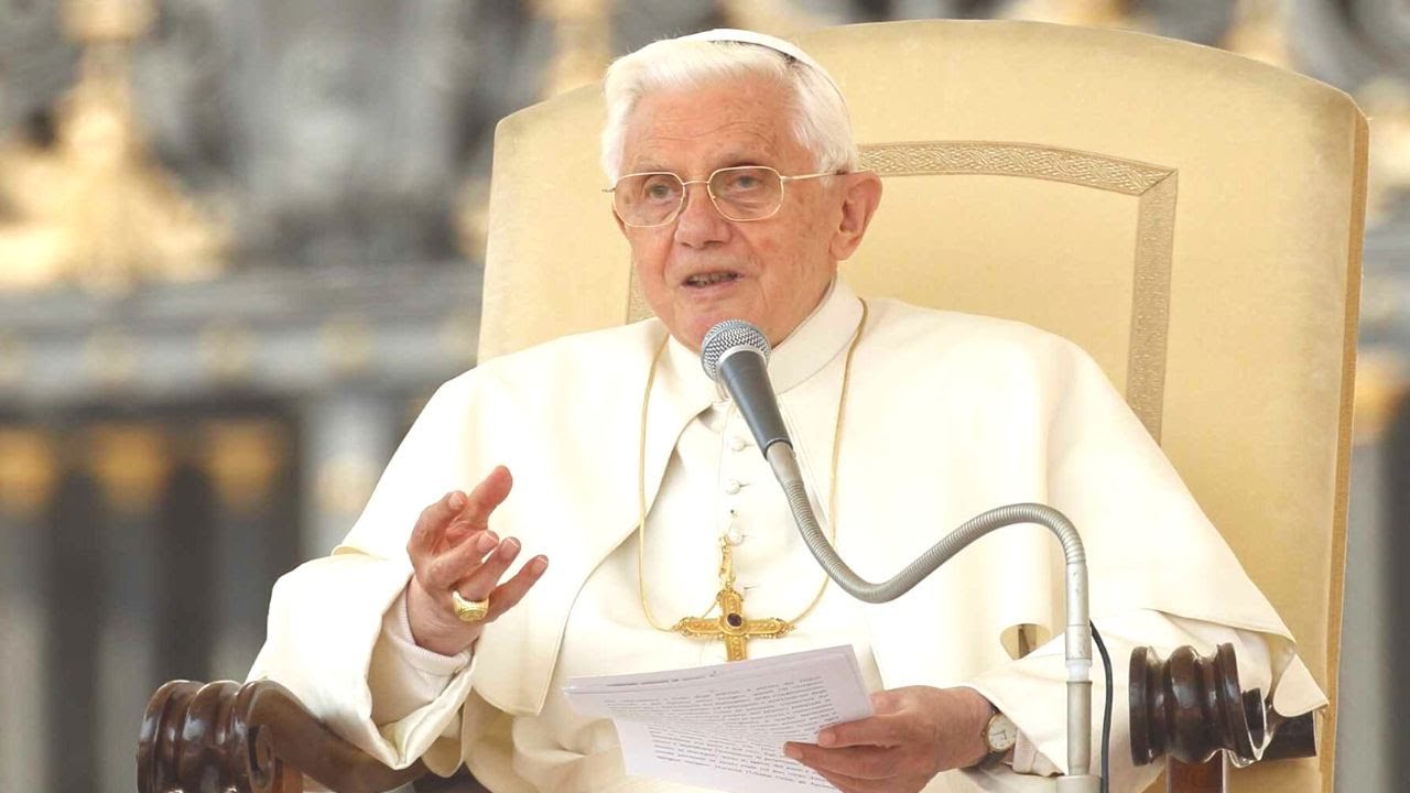 Pope Benedict XVI buried in triple coffin - YouTube