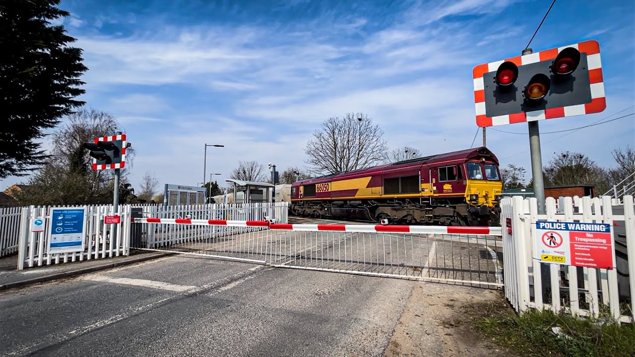 Halogen Lights - Trains at Manea Level Crossing, Cambridgeshire - YouTube