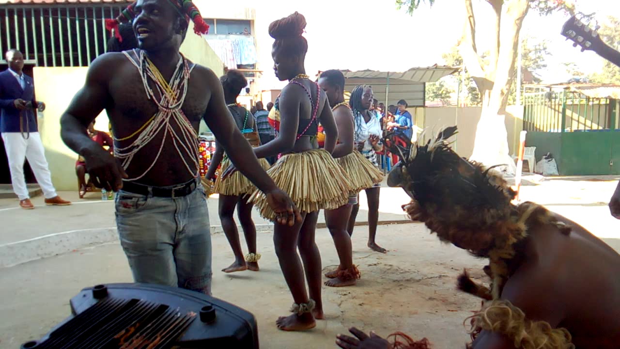 Dança tradicional Angolana - YouTube