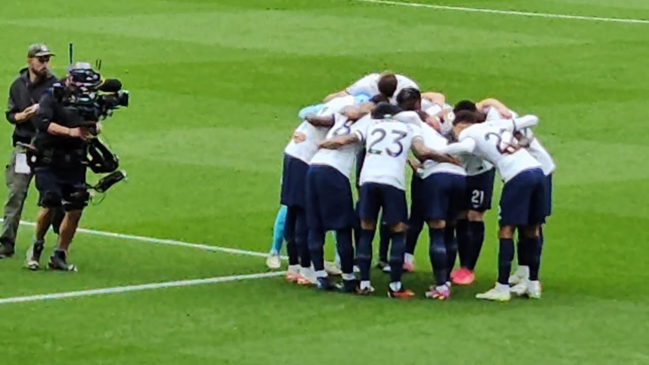 THE HUDDLE: The Spurs Players Before the North London Derby: Arsenal v ...