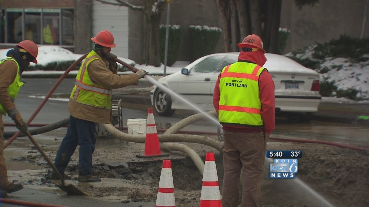 Broken water main capped in SE Portland - YouTube