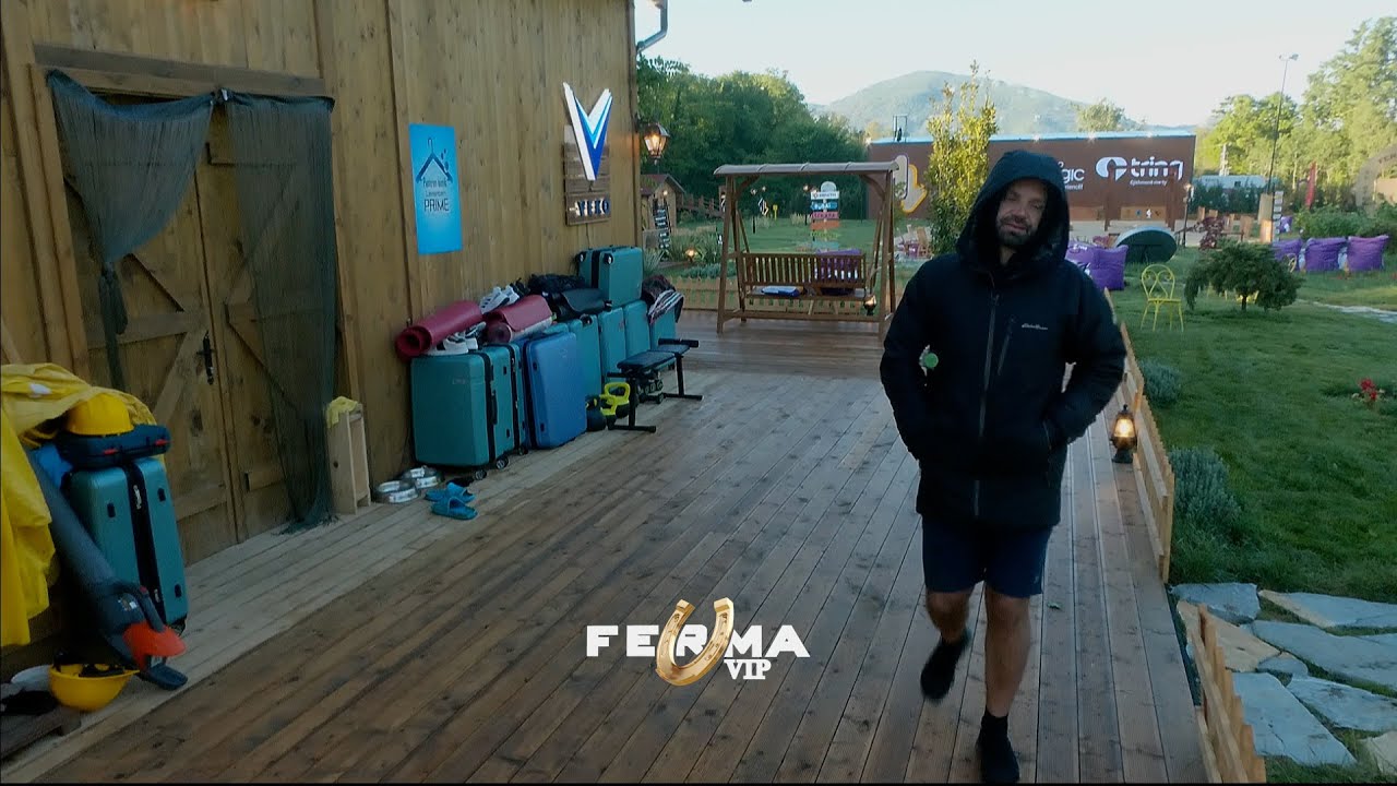 Valeri zgjohet dhe këndon teksa sistemon verandën | Ferma Vip - YouTube