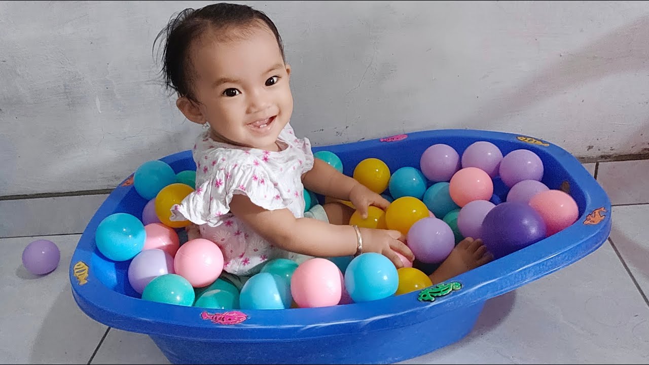 MANDI BOLA DI BAK MANDI || Rusuh banget semua bola di buang !! - YouTube