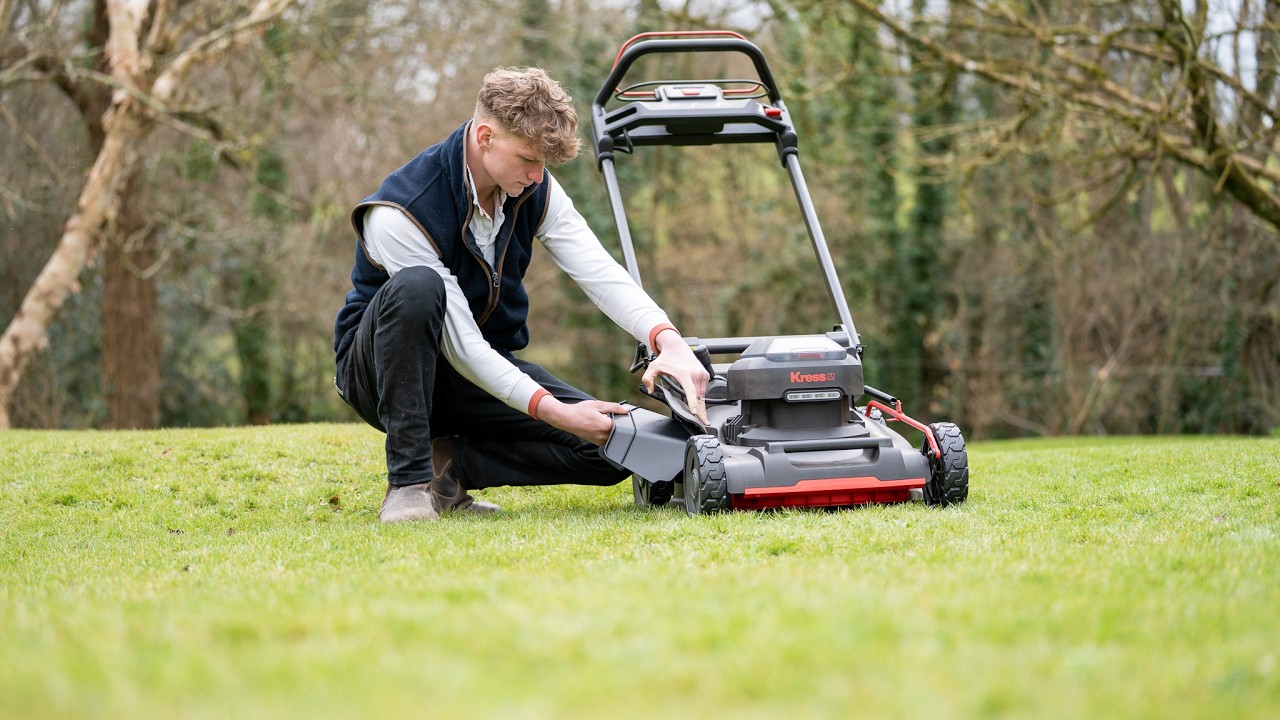 Mulching vs Bagging vs Side Discharge – What’s Best for Your Lawn ...