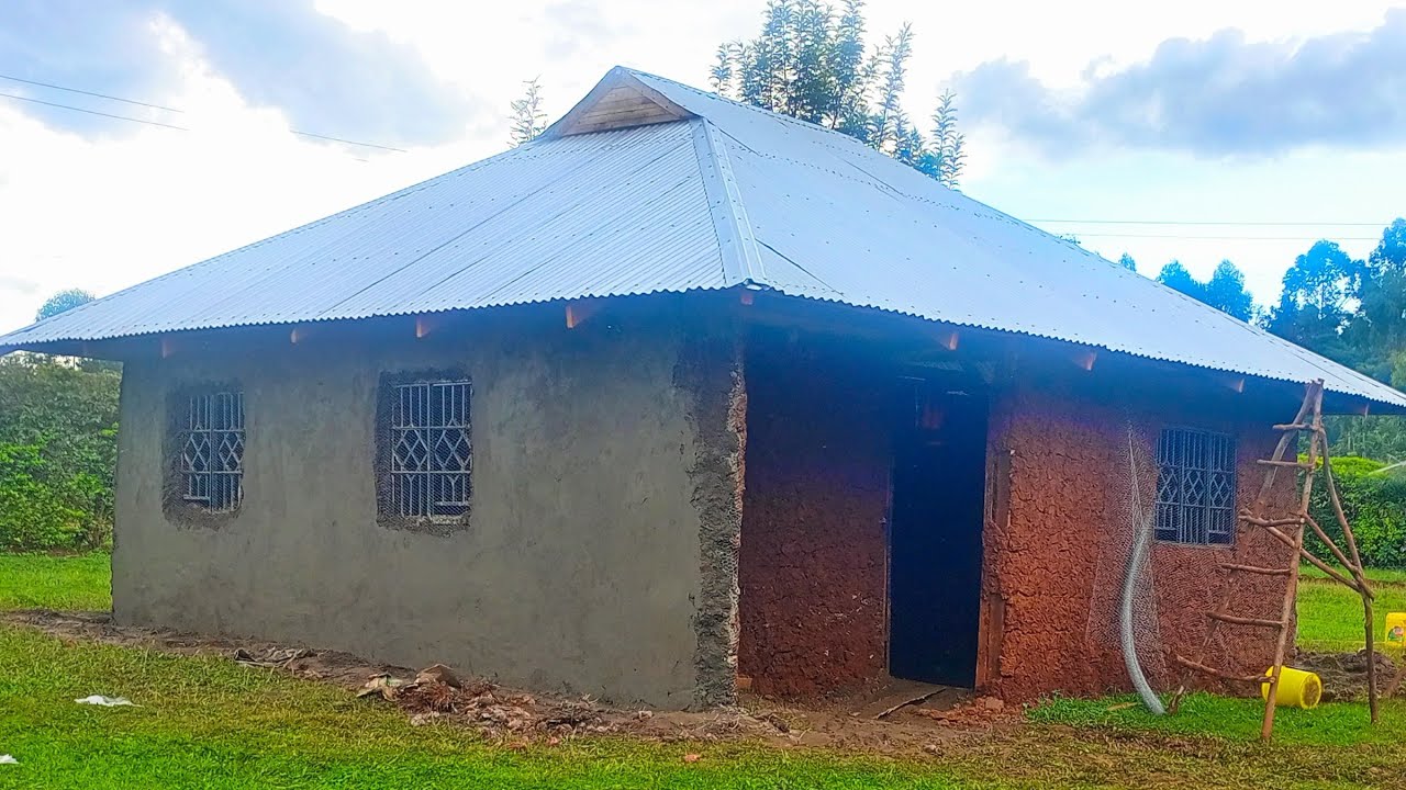 Procedure for building a mud house in the village of Kenya ...