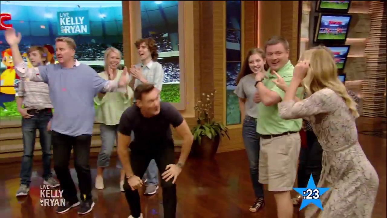 FAN-Tastic Family Face Off: T-Shirt Relay - YouTube