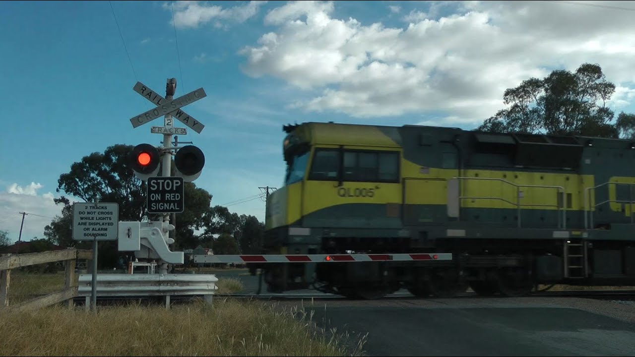 Level Crossing, Illabo, NSW, Australia - YouTube