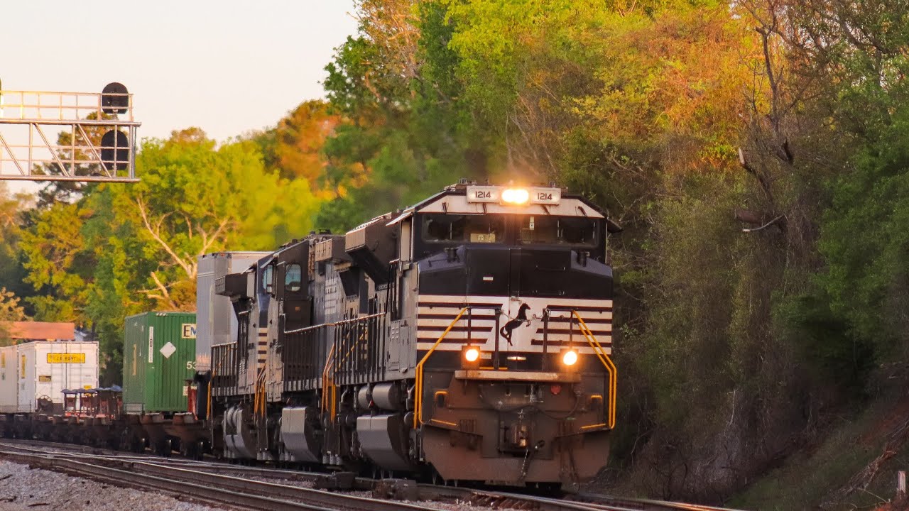 NS SD70IAC #1214 leads 212 w/ friendly crew - YouTube