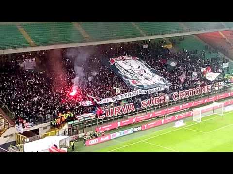 Tifosi del Crotone a San Siro