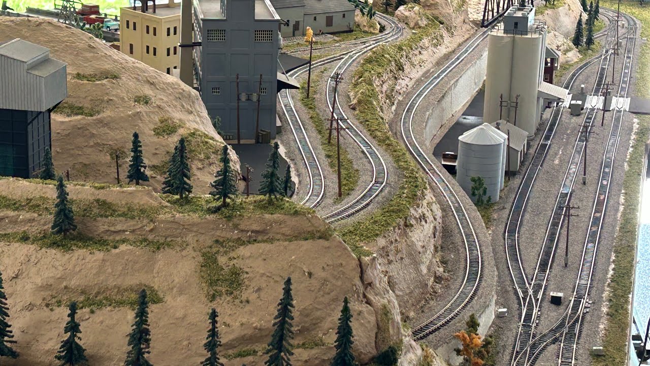 My 6x16 HO Garage Layout - Detailed Review of the New Layout - YouTube