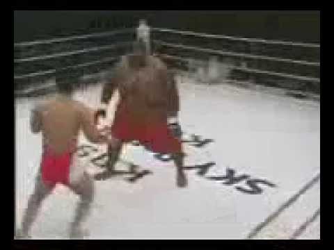 50Kg'lık Bokscu 300KG'lık Bokscu Nakavt Etti