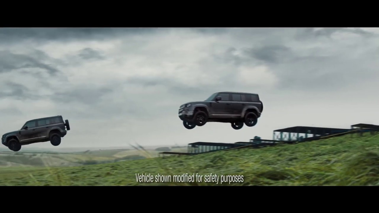 Land Rover Defender no filme de 007 - YouTube