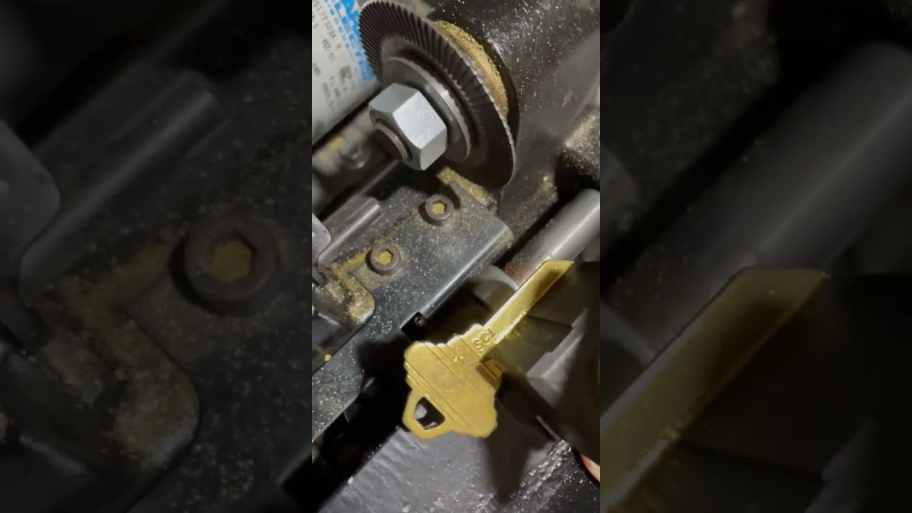 Cole 4kCC automatic key cutting machine - YouTube