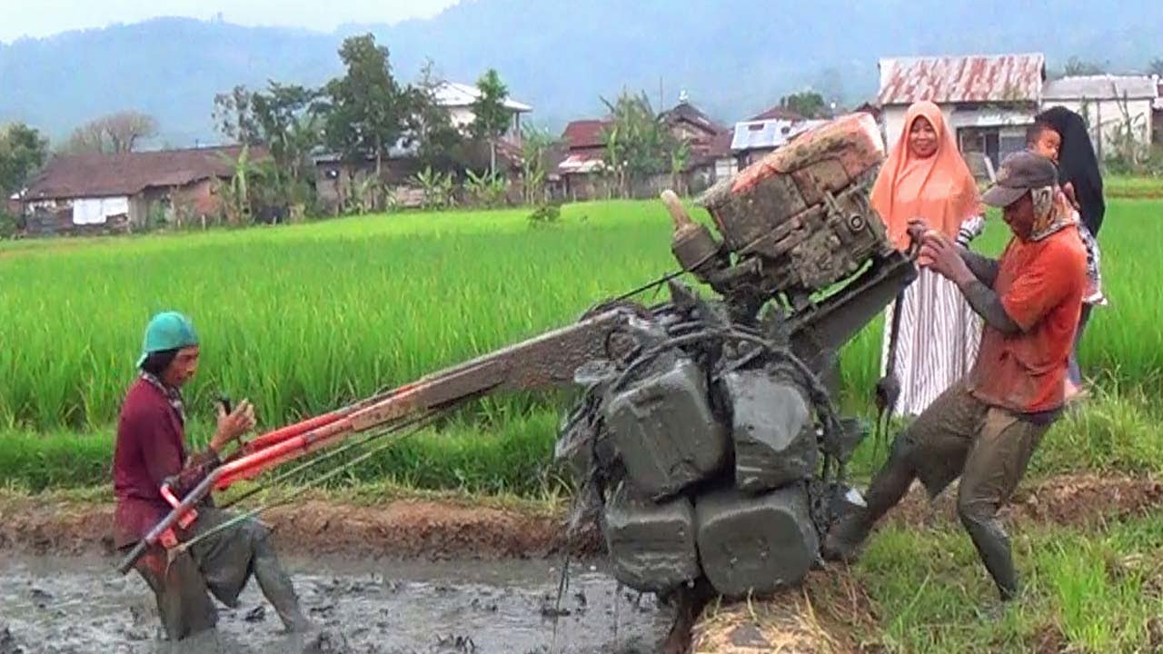 Langsung Garu...!! Traktor Sawah Tanpa Meluku - YouTube