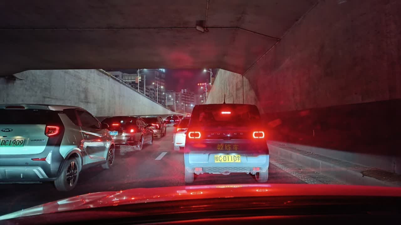 【记录仪】一个路口实线变道、直行道左转、逆行道左转;乱走的行人,逆向停车,剁椒鱼头小五菱教练车 Youtube