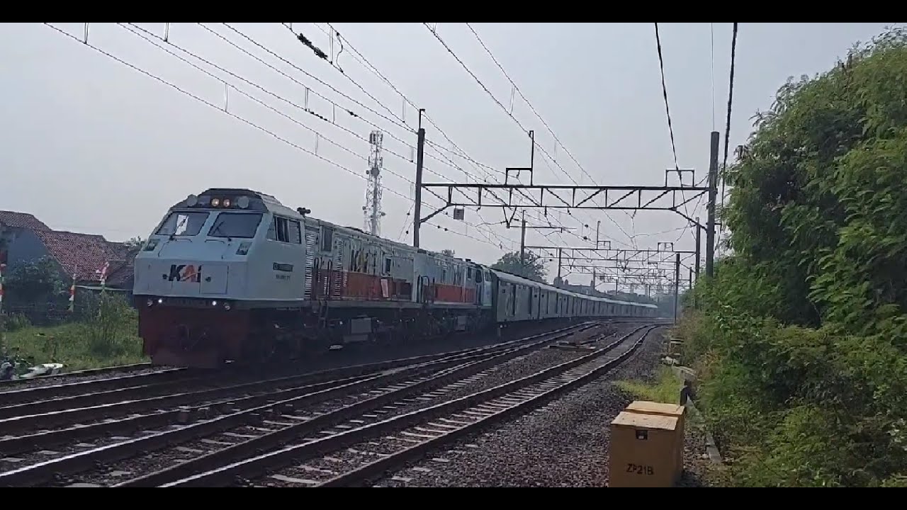 Double Traksi Lokomotif CC 203 98 03 CPN + CC 203 98 04 CPN bawa KA ...