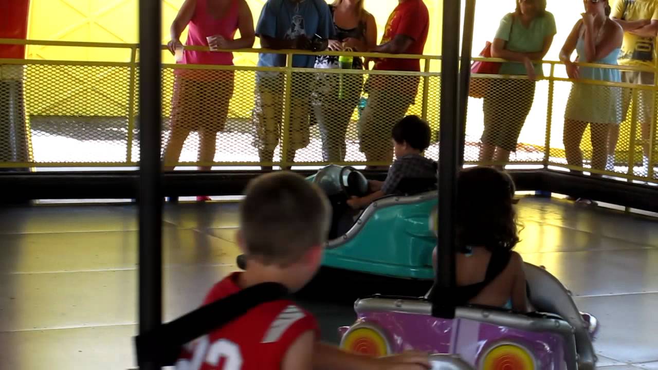 Casen tried to drive a Bumper car - YouTube