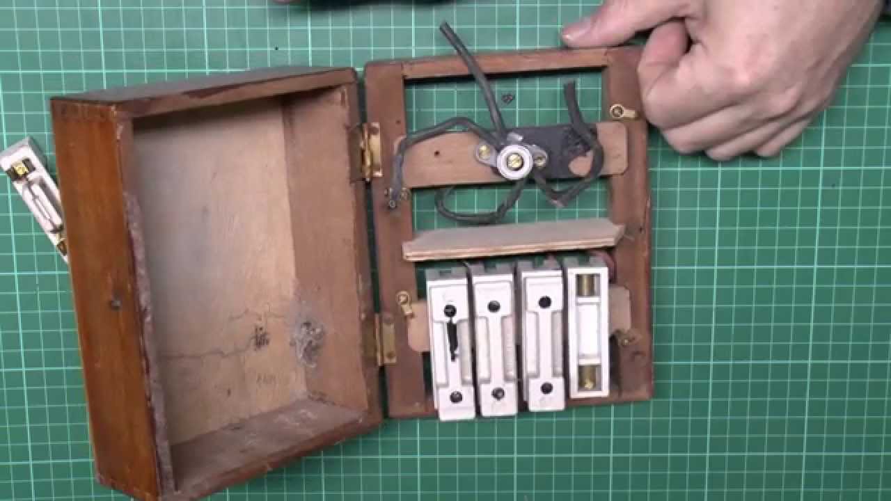 Small Wooden Fusebox with 4 Ceramic Fuses & Neutral Terminal ...
