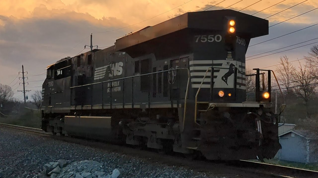 NS 7550 Runs A LHF Westbound DW26 - YouTube