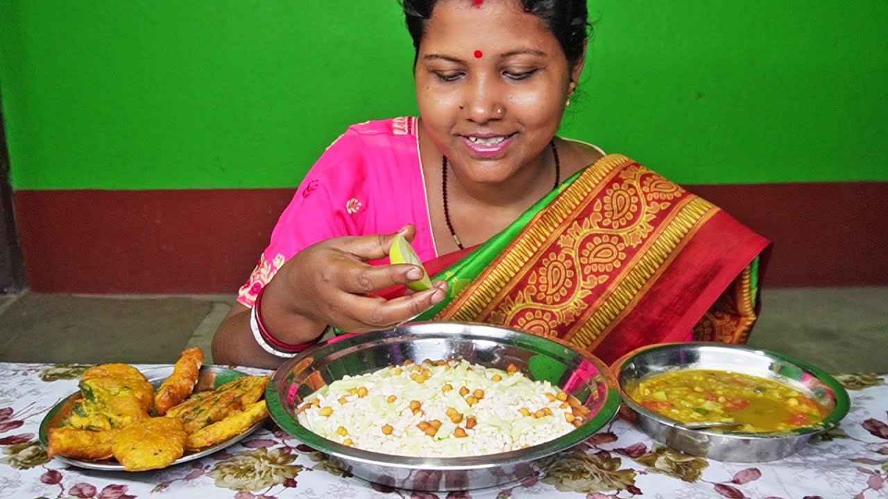 Eating Telebhaja Muri I Muri,Beguni,Curry Pata Chop,Kulekhara Chop ...