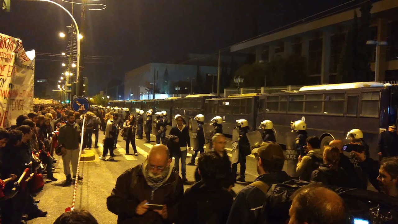 Στην αμερικανική πρεσβεία οι διαδηλωτές ΙΙ - YouTube