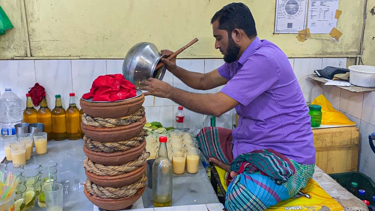 100 Years Old Famous Beauty Lacchi of Puran Dhaka | Popular Street Food ...