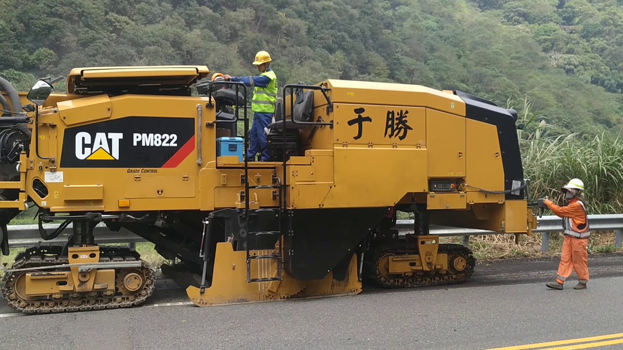 CAT PM822 Cold Planer in TAIWAN - YouTube