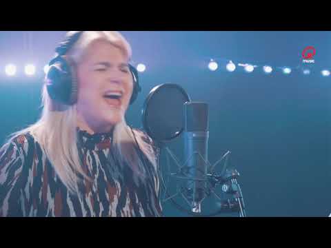 Sandra Kim - Who Are You (The Masked Singer) | Live Bij Q