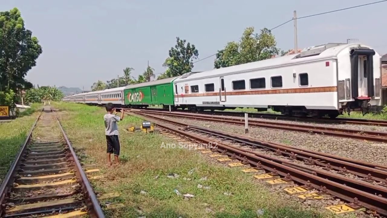 KERETA API SERAYU PAGI MEMBAWA 2 LD KERETA CARGO & KAWIS BALI #railway ...