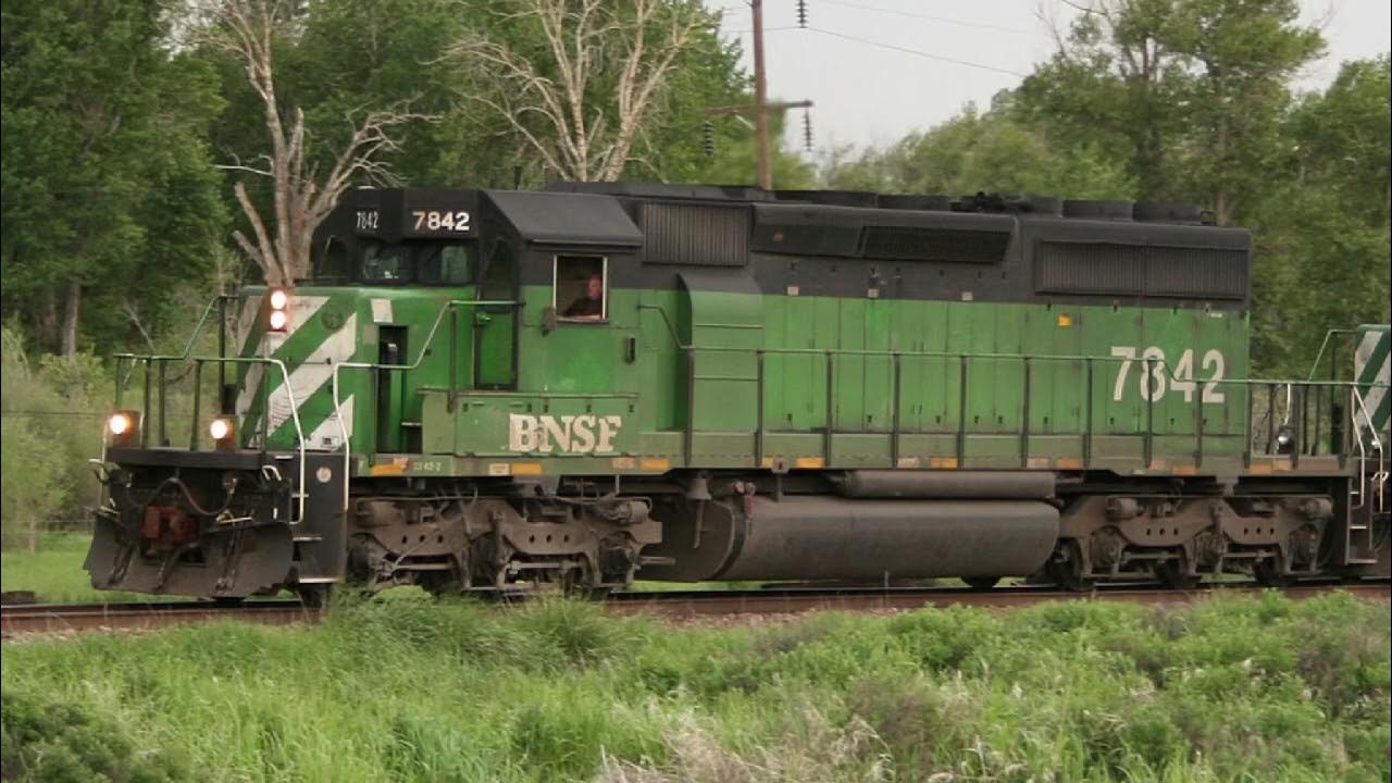 BNSF No. 7842 Leslie RS3K but it’s stuffed with snow - YouTube