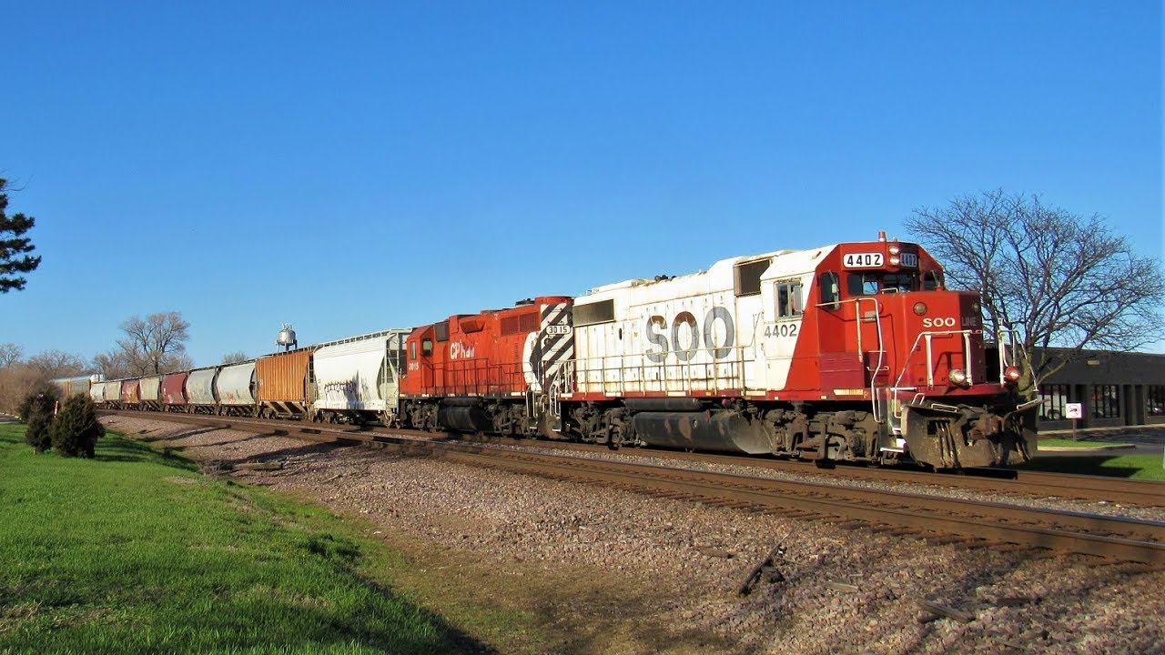 SOO 4402 and CP 3015 lead CP 2-286 through Des Plaines - YouTube