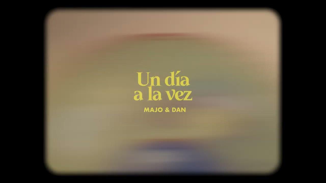 Majo y Dan | Un día a la vez (Video Lyric Oficial) - YouTube
